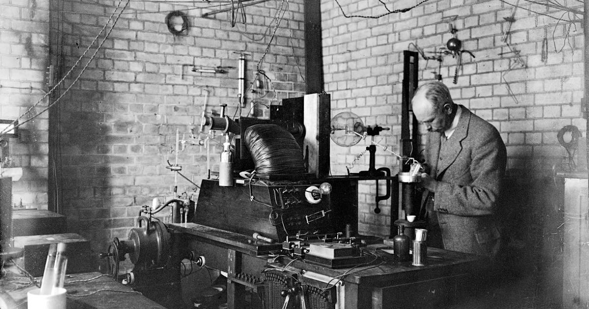 Cavendish Laboratory : Aston with his third mass spectrograph