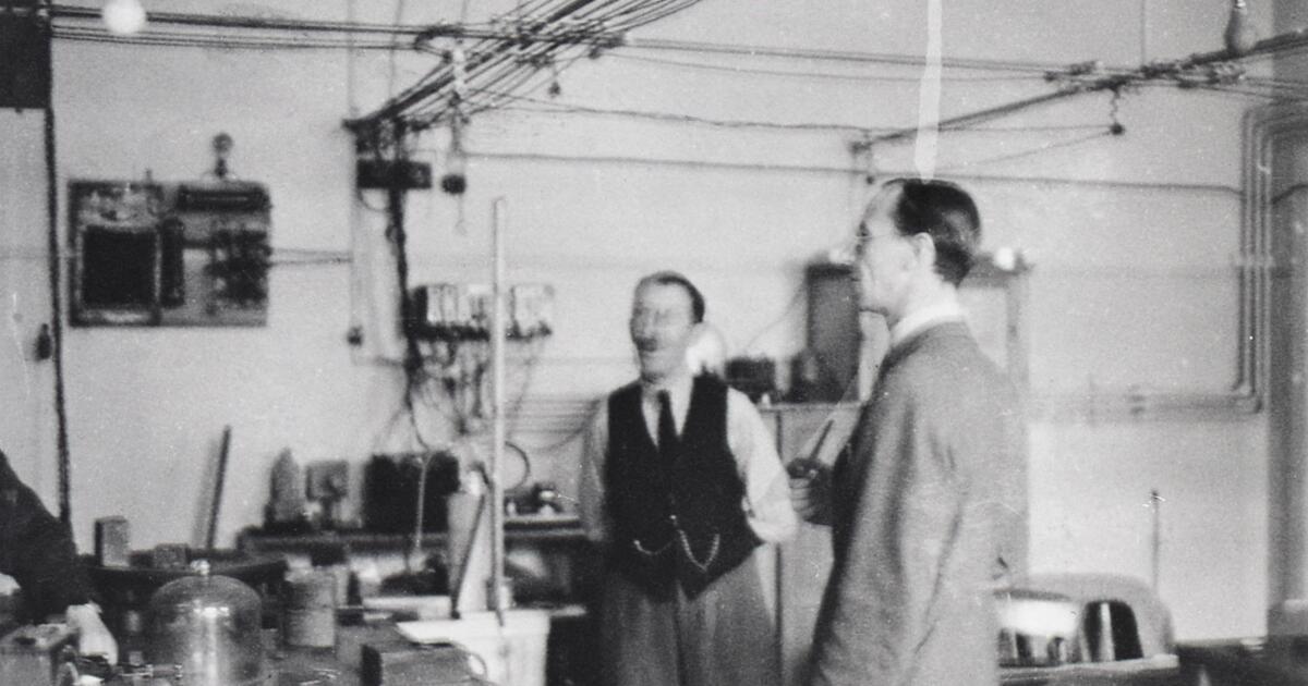 Cavendish Laboratory : F. Lincoln and Chadwick in the Laboratory