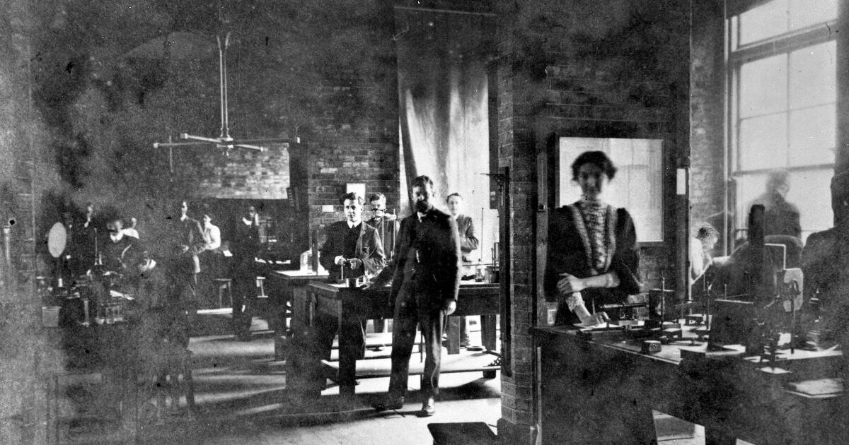 Cavendish Laboratory : Searle in a pre-1914 physics practical class