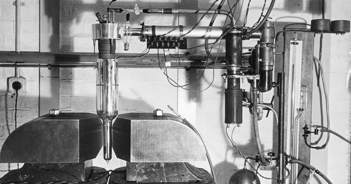 Cavendish Laboratory : Low temperature and high magnetic field apparatus