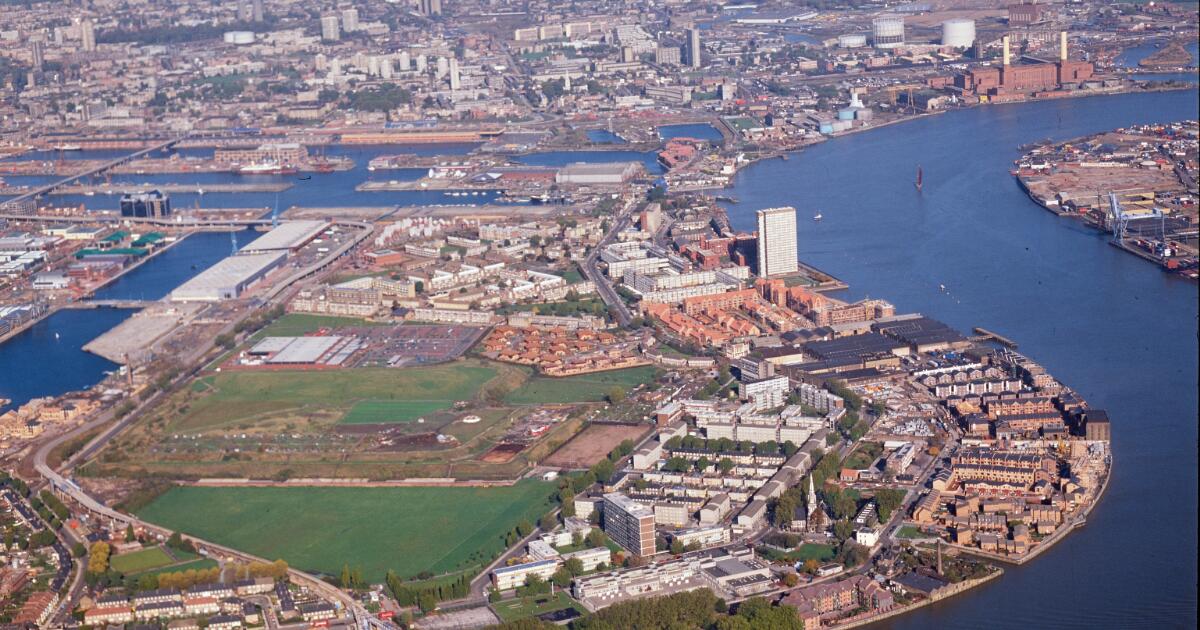 Landscape Histories from the Air : Isle of Dogs and River Thames ...